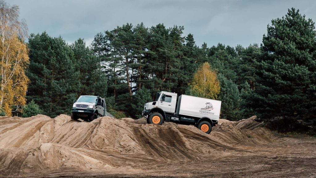 Duel of the all-wheel giants – Sprinter 6×6 vs. Unimog 4×4. - Mercedes ...