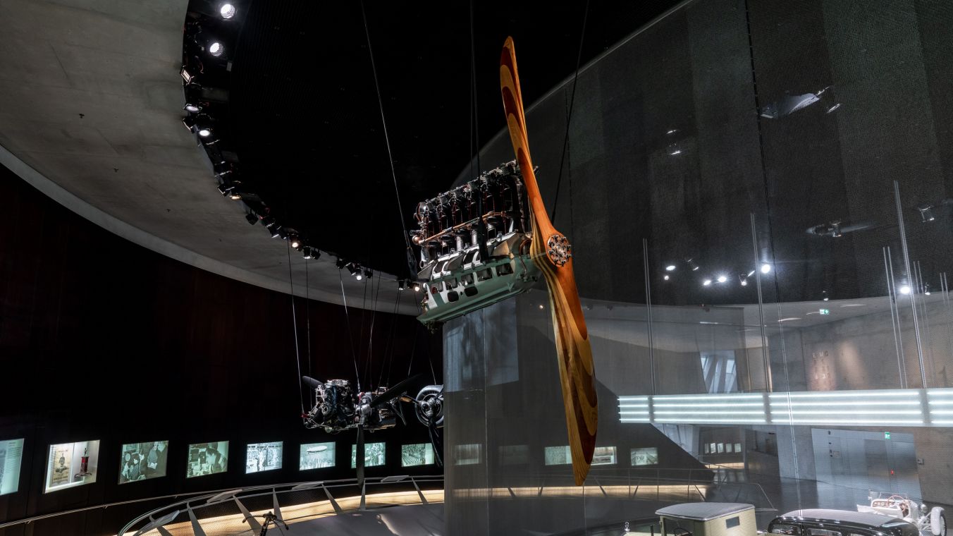 Legend 3: Mercedes D III aircraft engine. - Mercedes Lease Deals