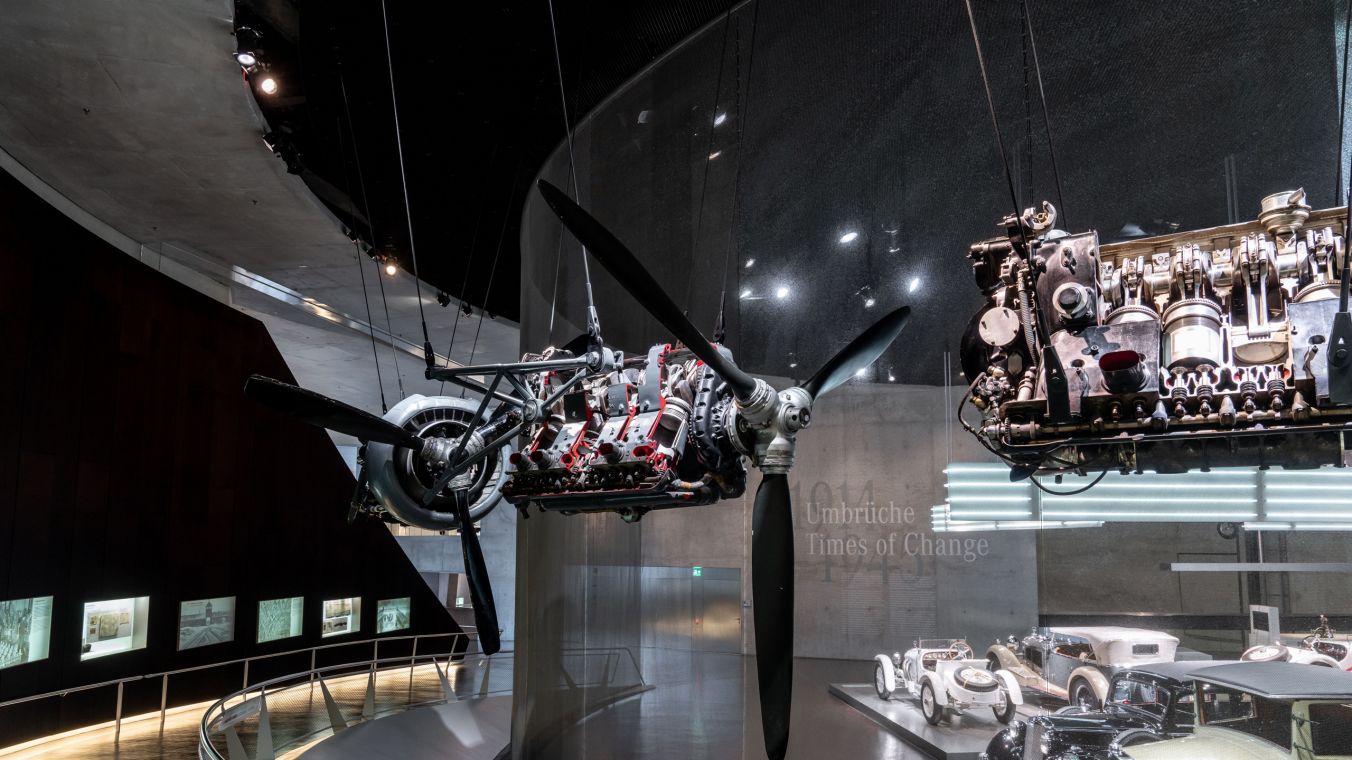 Legend 3: Mercedes-Benz DB 601 A aircraft engine. - Mercedes Lease Deals